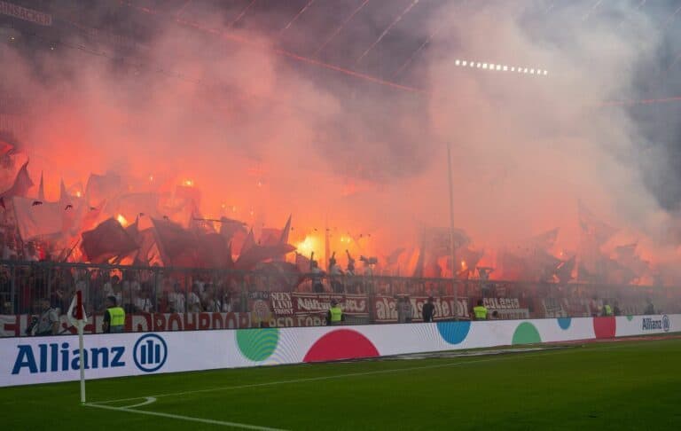 🎥 50 Jahre Südkurve: Bayern-Ultras fackeln die Allianz Arena ab