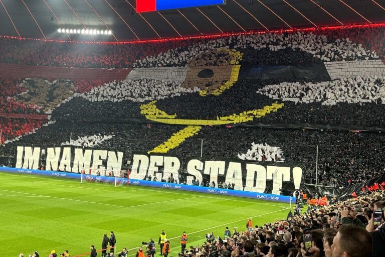 "Im Namen der Stadt!": Bayern-Fans zeigen Mega-Choreo