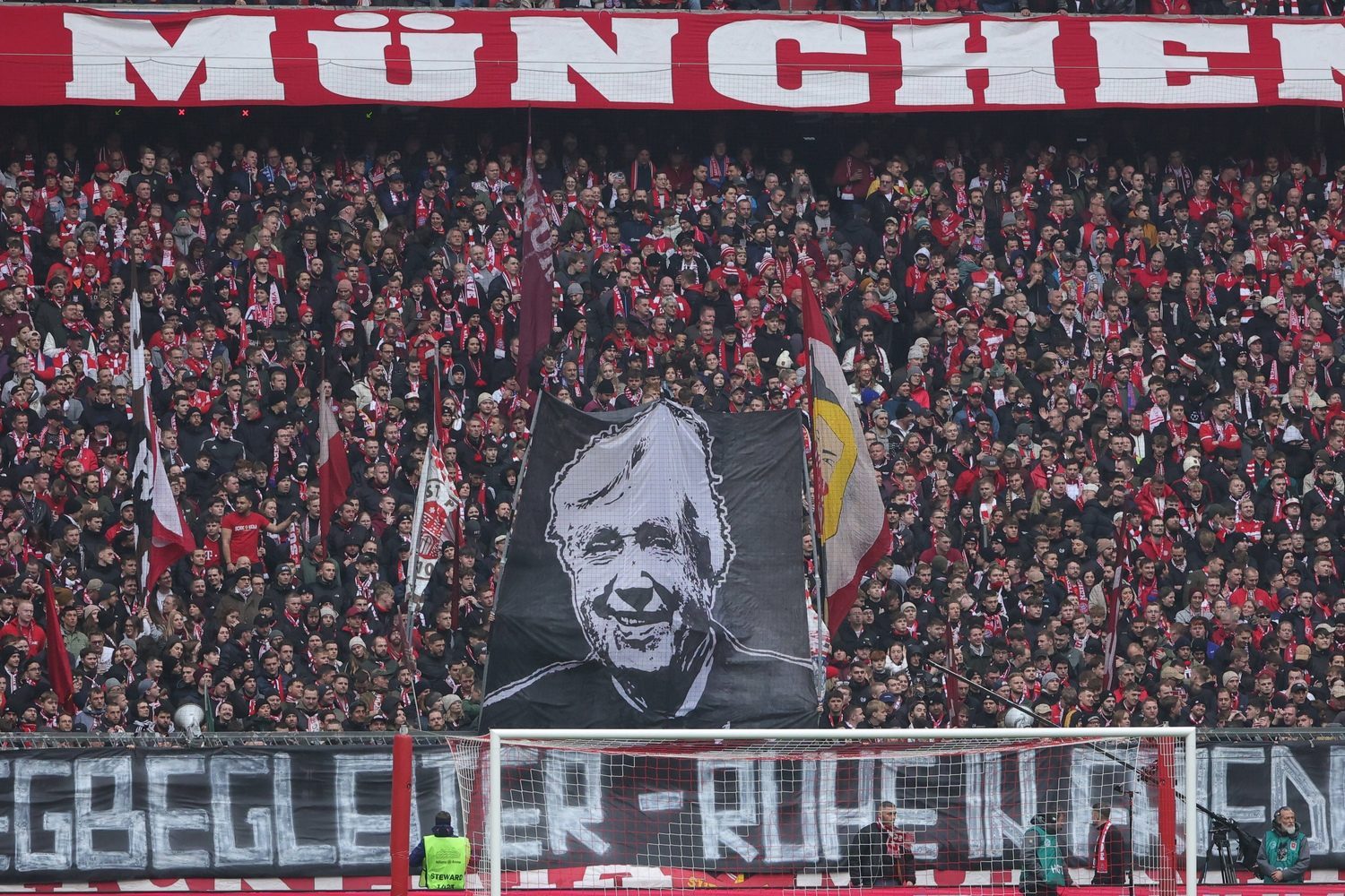 Emotionaler Abschied in der Südkurve: FC Bayern ehrt Legende Fritz Scherer